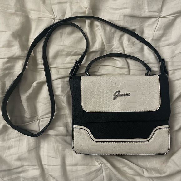 Guess | Bags | Guess Bag Has A Handle For Hand Or Shoulder Strap Super ...